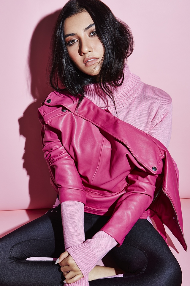 Pigmentasi Warna Sukan Pilihan Annees Sofea