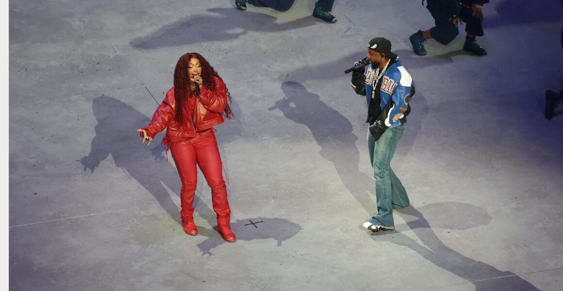 "Flared Jeans" Menjadi Tumpuan, Ini Gaya Kendrick Lamar dan SZA di ...